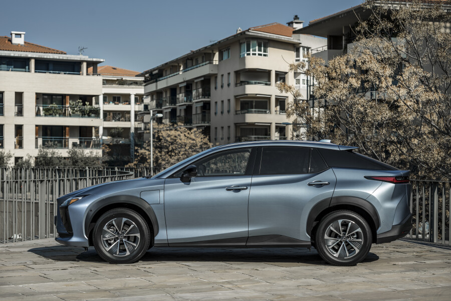 THE NEW ALL-ELECTRIC LEXUS RZ 450e