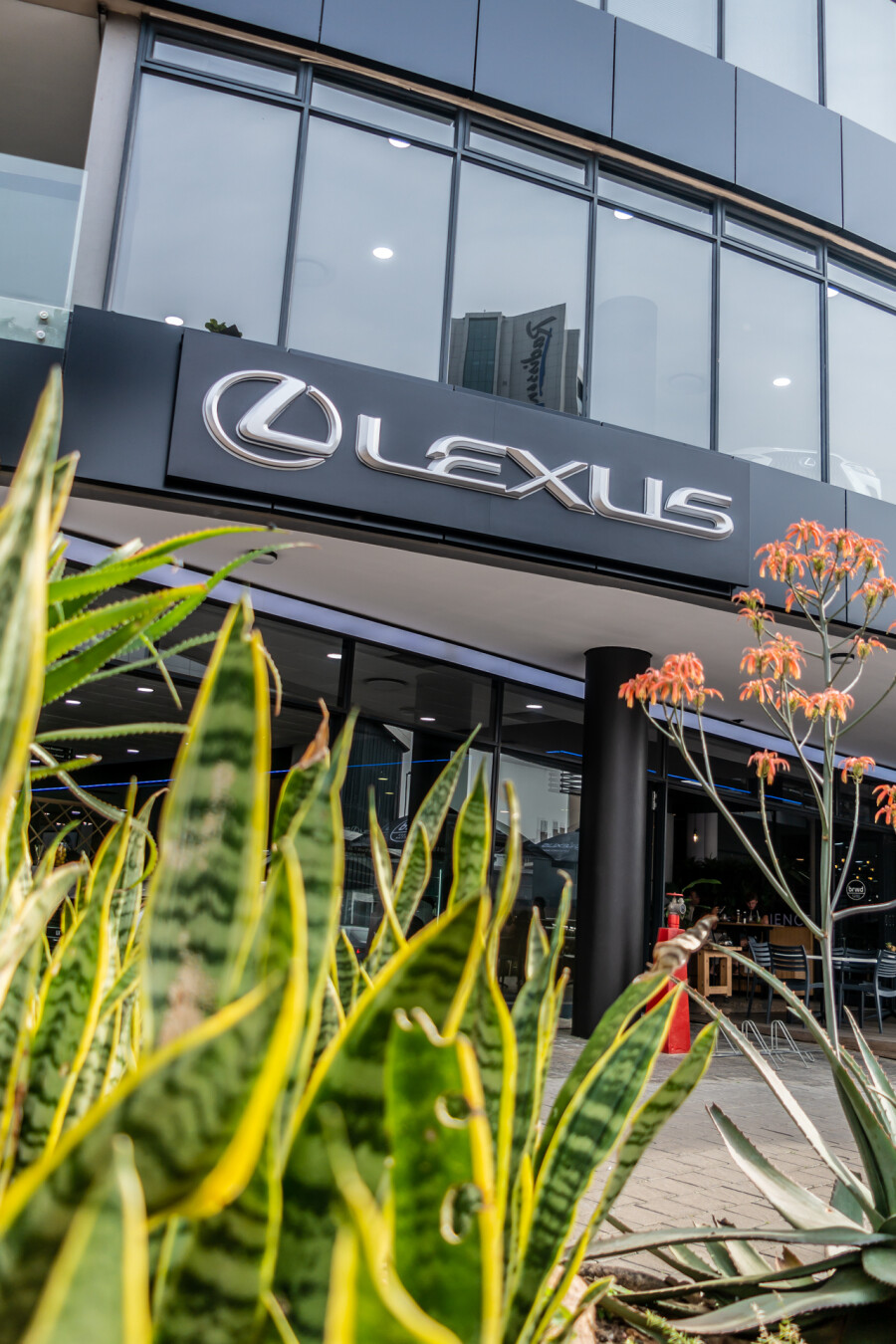 LEXUS EMBRACES ITS L-FINESSE DESIGN PHILOSOPHY WITH NEW FLAGSHIP DEALERSHIP