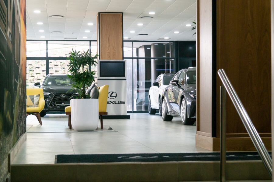 LEXUS EMBRACES ITS L-FINESSE DESIGN PHILOSOPHY WITH NEW FLAGSHIP DEALERSHIP